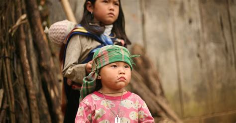 가슴 아픈 순간 가족 본드 가족 장면 경치 좋은 배경 공동체 생활 나타내는 남매 녹색 머리 스카프 농촌 지역 사회 다정함 대나무 마을 사람들 목조