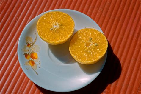 빨간색 배경 사우라슈트라 구자라트와 흰색 접시에 슬라이스 잘 익은 오렌지 조각의 수평 사진 0명에 대한 스톡 사진 및 기타 이미지 0명 감귤류 과일 건강한 식생활