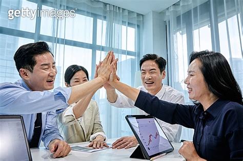 50대 중년 사무실 업무현장 일 물리적활동 비즈니스 금융 금융가 비즈니스미팅 미팅 회의실 팀워크