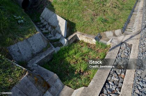 지표수의 배수를 위해 진동 프레스 콘크리트로 만든 배수구 그것은 도랑 건설 철도 노선 도로 고속도로 근처의 지표수 배수에 사용됩니다 난간 0명에 대한 스톡 사진 및 기타