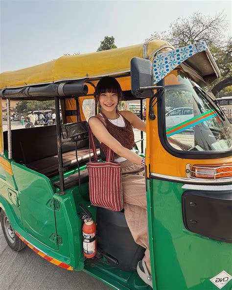 圖1 白天的我 圖2晚上的我 在印度🇮🇳 每天都是餐廳（不吃路邊攤） 每天都喝瓶裝水 也能食物中毒🤮 早上吃了一個大蒜麵包後就覺得不對 但一整天行程都在外面 等到八點回家再來處理我的吐🤣🤣