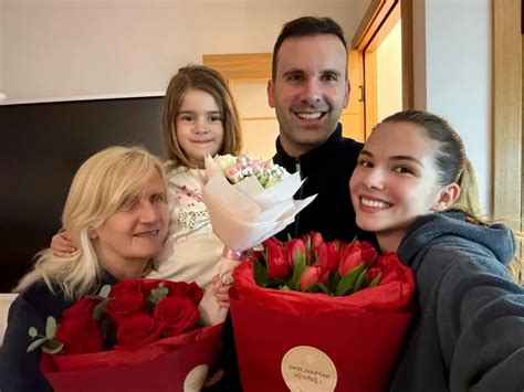 Спајић објавио фотографију са мајком супругом и кћерком ИН4С