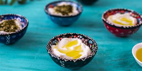 블루 나무가 우거진 배경에 올리브 오일 올리브 자 타르 레몬과 함께 하는 중동 소프트 화이트 염소 우유 치즈를 Labneh 건강한 생활방식에 대한 스톡 사진 및 기타 이미지