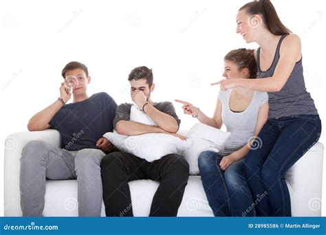 Ragazze Che Ridono Dei Ragazzi Mentre Guardando Film Fotografia Stock