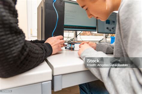 스템 교육 수업에서 Diy 로봇으로 십대 학생을 돕는 교사 방과 후 컴퓨터 코딩 수업 건물 및 로봇 차량 프로그래밍 학습의 학생arduino 초음파 설치 14 15 살에