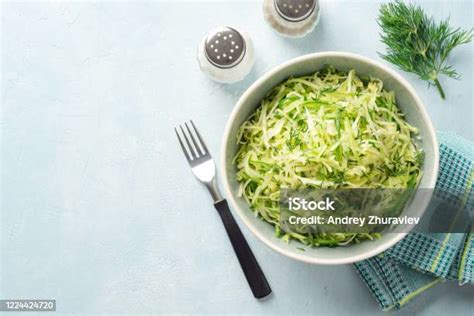 콘크리트 배경에 그릇에 딜 신선한 양배추와 오이 샐러드 0명에 대한 스톡 사진 및 기타 이미지 0명 갈기갈기 찢어진 건강한 식생활 Istock