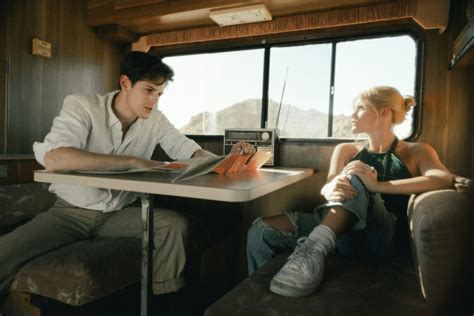 흰색 긴 소매 셔츠를 입은 여자 옆에 앉아 있는 흰색 드레스 셔츠를 입은 남자 사진 Unsplash의 무료 Rv 이미지