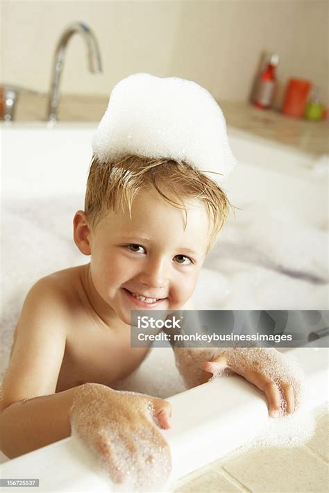 남자아이 게임하기 욕실 내 머리 감기에 대한 스톡 사진 및 기타 이미지 머리 감기 아이 2 3 살 Istock