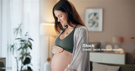 배꼽 임산부 거실 집 산모의 건강이나 웰니스를 생각하고 있습니다 행복한 미래의 엄마 Ivf 결과 및 아파트에서 임신과 함께 미소 짓고 성장과 함께 가족을 시작할 준비