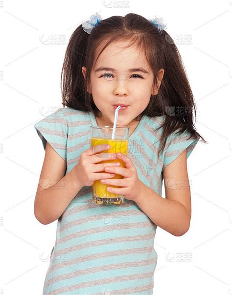 女孩喝果汁