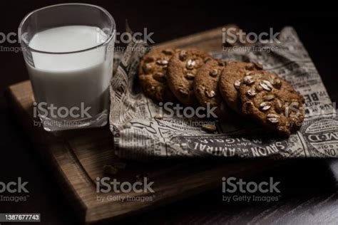 신문과 나무 판에 땅콩 쿠키와 우유 한 잔 어둡고 무디합니다 가벼운 아침 식사 가정 생활에 대한 스톡 사진 및 기타 이미지 가정 생활 가정 주방 가정의 방 Istock