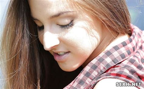 Мужик прокатился с классной девкой на авто и отодрал ее в поле Pic