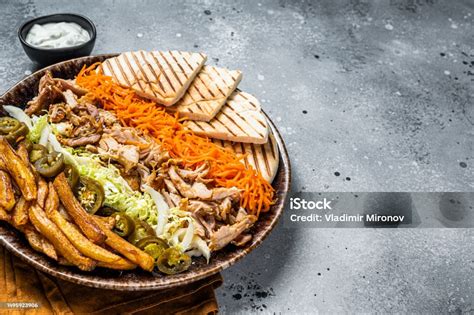 치킨 Shawarma 감자 튀김 야채 및 샐러드와 함께 접시에 도너 케밥 회색 배경입니다 평면도 복사 공간 슈와마에 대한 스톡 사진 및 기타 이미지 Istock