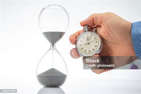 기계식 스톱워치와 모래 시계 시간 부분 정밀도 시계로 속도 간격 측정 개체 그룹에 대한 스톡 사진 및 기타 이미지 개체 그룹 경쟁 계시기 Istock