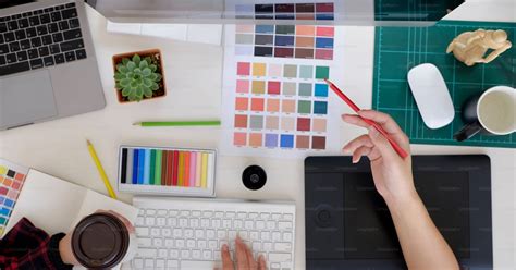 디자인 스튜디오 사무실에서 디지털 태블릿으로 작업하는 매력적인 디자이너 그룹 사진 Unsplash의 테이블 이미지