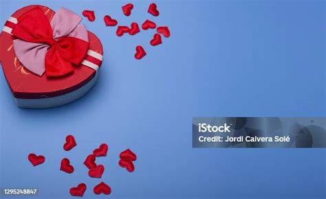 보라색 배경 발렌타인 하트 모양 상자 평평한 바닥 낭만적 인 배너 또는 복사 공간이있는 인사말 카드 2월에 대한 스톡 사진 및