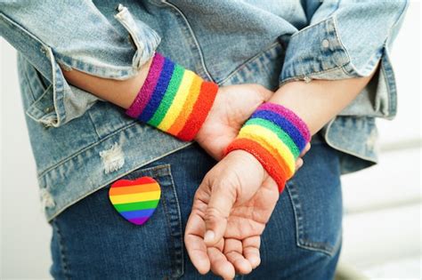6월에 무지개 깃발 Lgbt 상징 권리와 성 평등 Lgbt 프라이드의 달을 가진 아시아 여성 프리미엄 사진