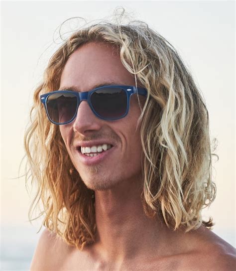 15 Wavy Hairstyles For Men That Emphasize Texture