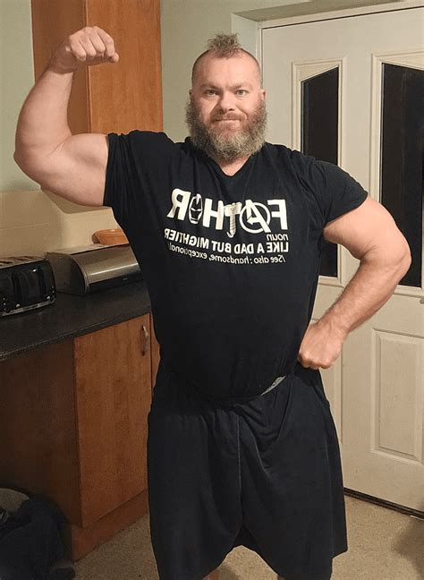 Flexing R Clothedmuscle