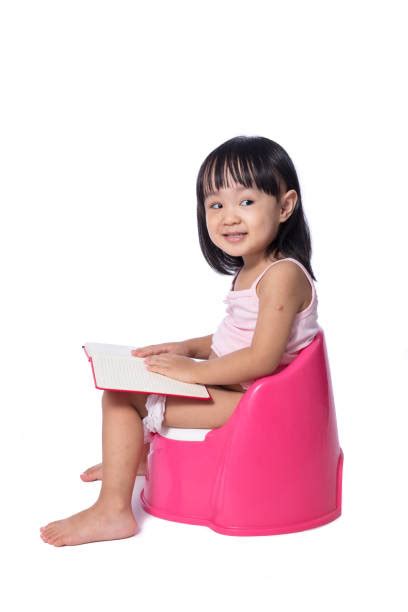 Ve Niña A Hacer Pipi Banco De Fotos E Imágenes De Stock Istock