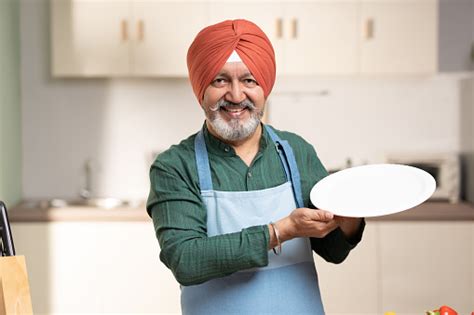 터번 요리사와 함께 빈 접시를 들고 있는 성숙한 시크교 남자 스톡 사진 가정 생활에 대한 스톡 사진 및 기타 이미지 가정 생활 가정 주방 가정의 방 Istock
