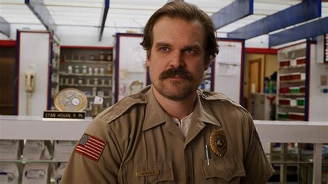 David Harbour Ama O Hopper De Stranger Things Mas Gostaria Que Estivesse Morto Entenda
