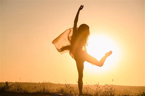 200 000 Free Man Woman Silhouette And Silhouette Images Pixabay