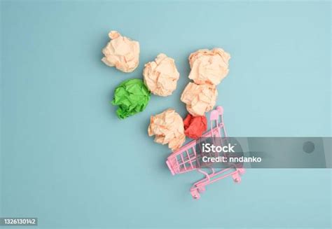 파란색 배경에 민트 종이 공이있는 미니어처 금속 카트 아이디어 구매 새로운 창조적 브레인스토밍을 위한 개념 0명에 대한 스톡 사진 및 기타 이미지 Istock