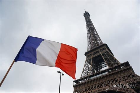 Bandeira De França Com A Torre Eiffel No Backgrond Com Céu Claro Pinturas Para A Parede
