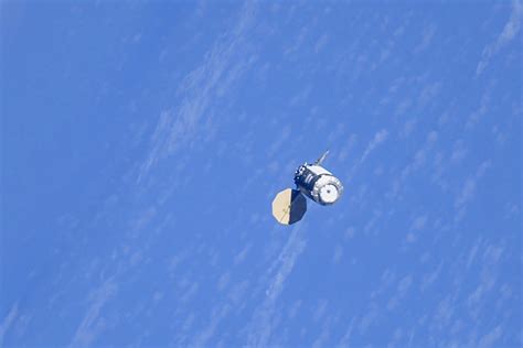 한쪽 날개로 우주에 날아가다