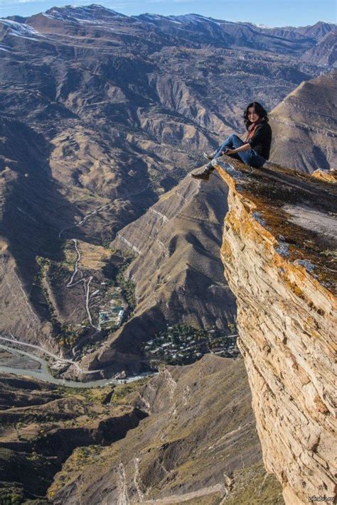Просто в Дагестане девушки фотографируются во так в близи с Гоор Шамильский район Республика
