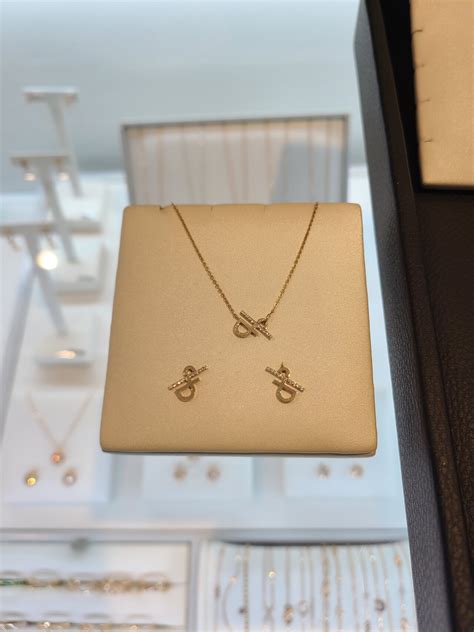 블라인드 썸·연애 여자친구 생일 선물 좀 골라주세요