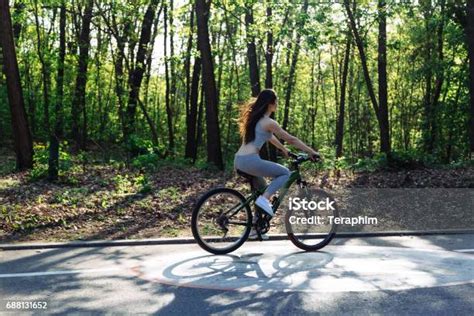젊은 옥외 숲 자전거 운동에 산악 자전거 경주 여자 사이클 혼합 건강한 생활방식에 대한 스톡 사진 및 기타 이미지 건강한 생활방식 걷기 관능 Istock