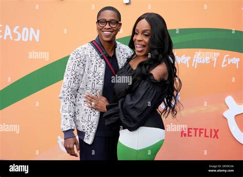 Niecy Nash Betts Right A Cast Member In Never Have I Ever Poses