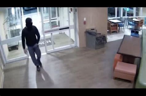 Video brutal intento de violación en Estados Unidos Una mujer logró que su atacante huyera