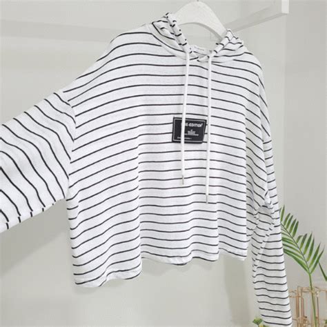 에잇티즈 시크 심플 스트릿 룩 긴팔 후드 블랙 포인트 라벨 세미 크롭 스타일 에이블리