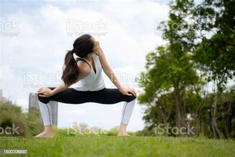 도시 공원에서 야외 활동을 하는 젊은 여성인 요가는 그녀가 선택한 활동입니다 Mental Wellbeing에 대한 스톡 사진 및