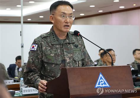 업무 보고 하는 고창준 사령관