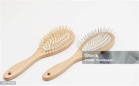 나무로 만든 두 개의 헤어 브러시 쌍 흰색 배경에 고립입니다 자연 친화적인 빗 0명에 대한 스톡 사진 및 기타 이미지 0명 개인 장식품 길이 Istock