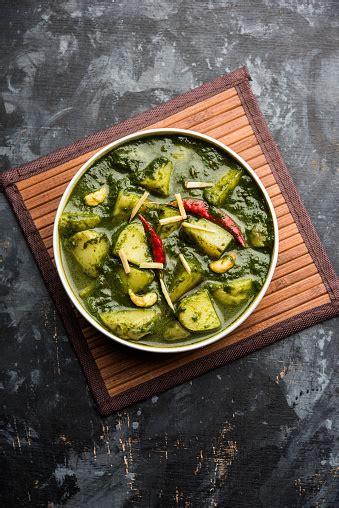 알루 Palak Sabzi 또는 시금치 감자 카레 그릇에 제공 됩니다 인기 있는 인도 건강 한 레시피 선택한 감자 요리에 대한 스톡 사진 및 기타 이미지 Istock