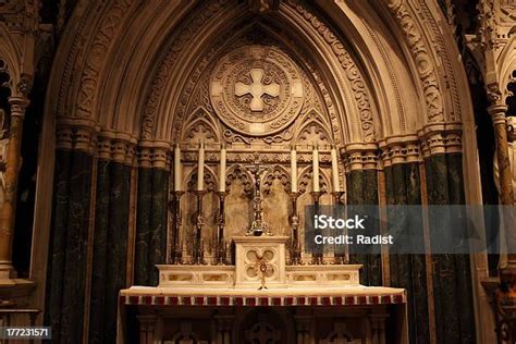 Salib Di Katedral St Patrick Foto Stok Unduh Gambar Sekarang