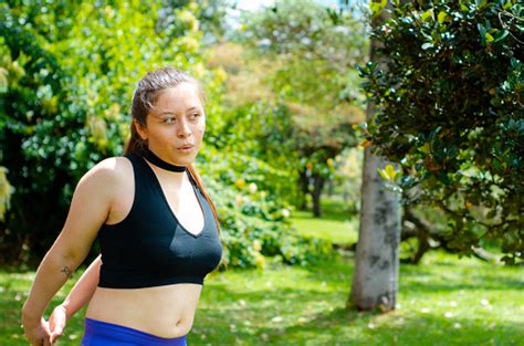 건강하고 활동적인 라이프스타일 스포티한 컨셉 공원에서 운동하는 동안 스트레칭하는 여자 18 19세에 대한 스톡 사진 및 기타 이미지 18 19세 거리 건강한 생활방식