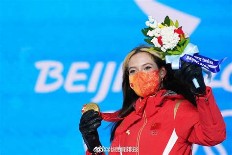 谷爱凌亲吻金牌！谷爱凌第3次站上领奖台财经头条