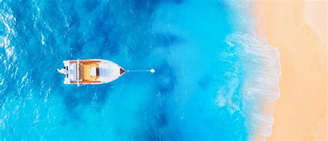 모터 보트의 드론 보기 해상 운송 해변과 파도 휴가 및 휴일 공중 풍경 바다 여행을 위한 여름철 바다 만 배경 벽지 엽서 0명에 대한 스톡 사진 및 기타 이미지 Istock