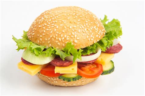 흰색 배경에 야채와 소시지와 햄버거 패스트 푸드와 아침 식사 칼로리와 다이어트 건강한 식생활에 대한 스톡 사진 및 기타 이미지 건강한 식생활 고기 굽기 Istock