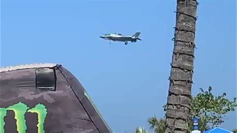 F 35 Hovering Over Miami Beach At The Hyundai Air And Sea Show Youtube