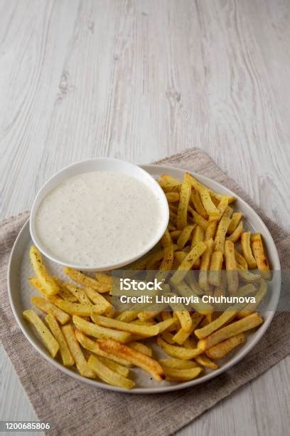 흰색 나무 배경 낮은 각도보기에 회색 접시에 집에서 만든 바삭한 목장 감자 튀김 공간을 복사합니다 0명에 대한 스톡 사진 및 기타 이미지 Istock