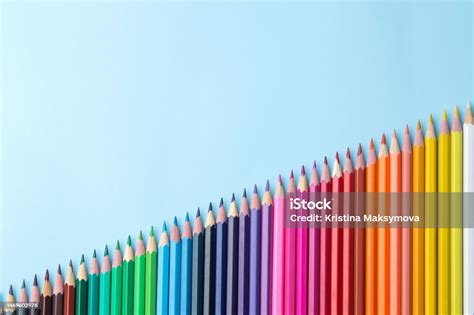 밝은 파란색 배경에 컬러 연필로 구성 맨 위 보기입니다 Textframe용 공간 0명에 대한 스톡 사진 및 기타 이미지 0명 갈색 개념 Istock