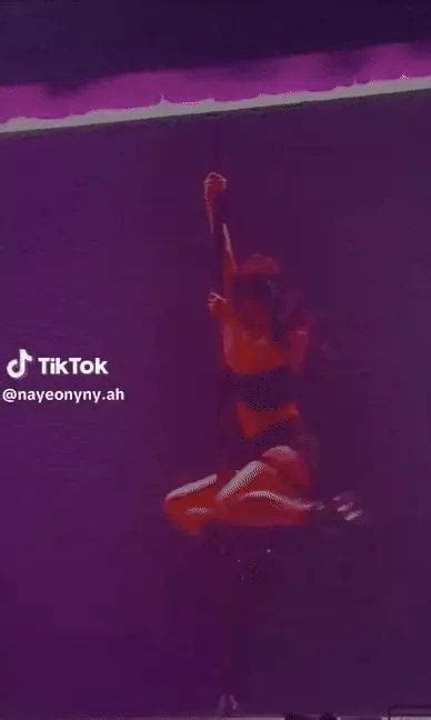 Twice Momos Sexy Pole Dance How Does She Compare To Blackpink Lisa