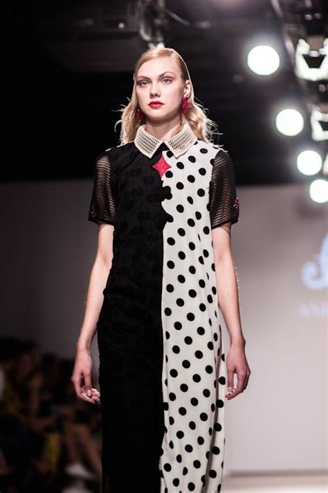 고급 패션 꾸뛰르 눈에 띄는 모습 대담한 스타일 디자이너 라벨 디자이너 복장 디자이너 의류 럭셔리 런웨이 매혹적인 모델 모델링 몸집이 작은 모델 보그